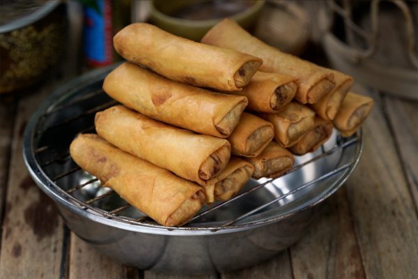 ¿Buscas una receta fácil y crujiente de rollitos de fritos?